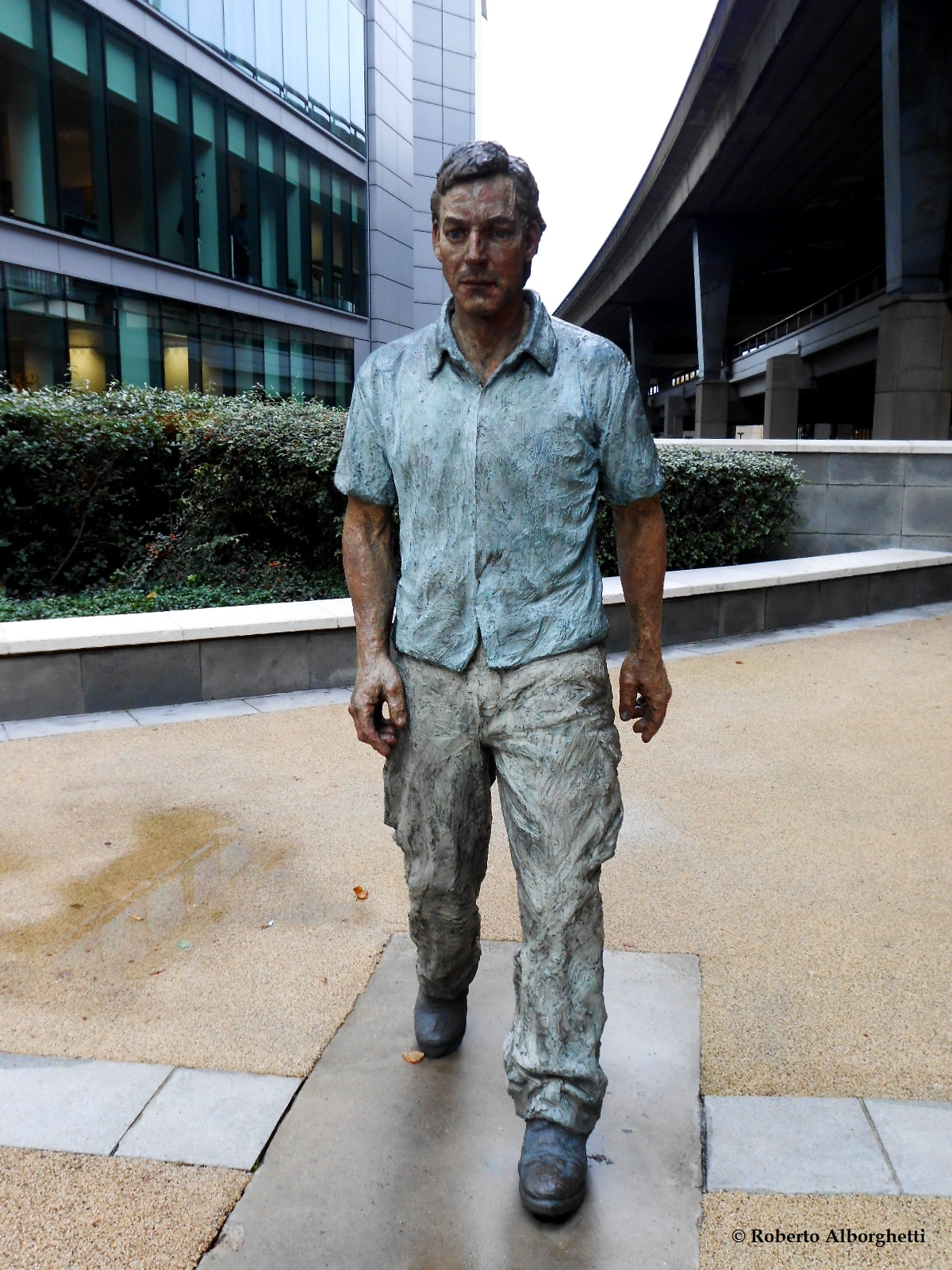 WALKING MAN AND STANDING MAN: THE IMPRESSIVE SCENE IN LONDON CREATED BY ...